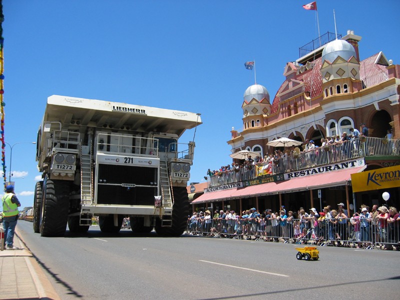 Liebherr TI272 St Barbaras Parade 2003 (Sunday, 7 Dec 2003) - The Super Pit